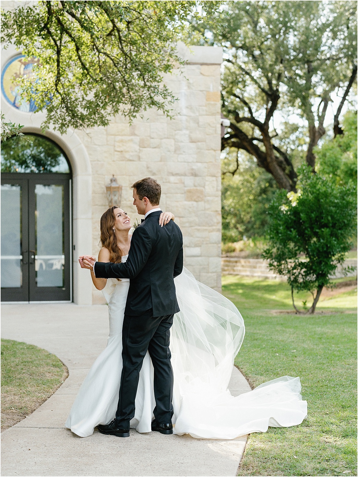 Luxury Lakeway Resort and Spa Wedding - amyodom.com